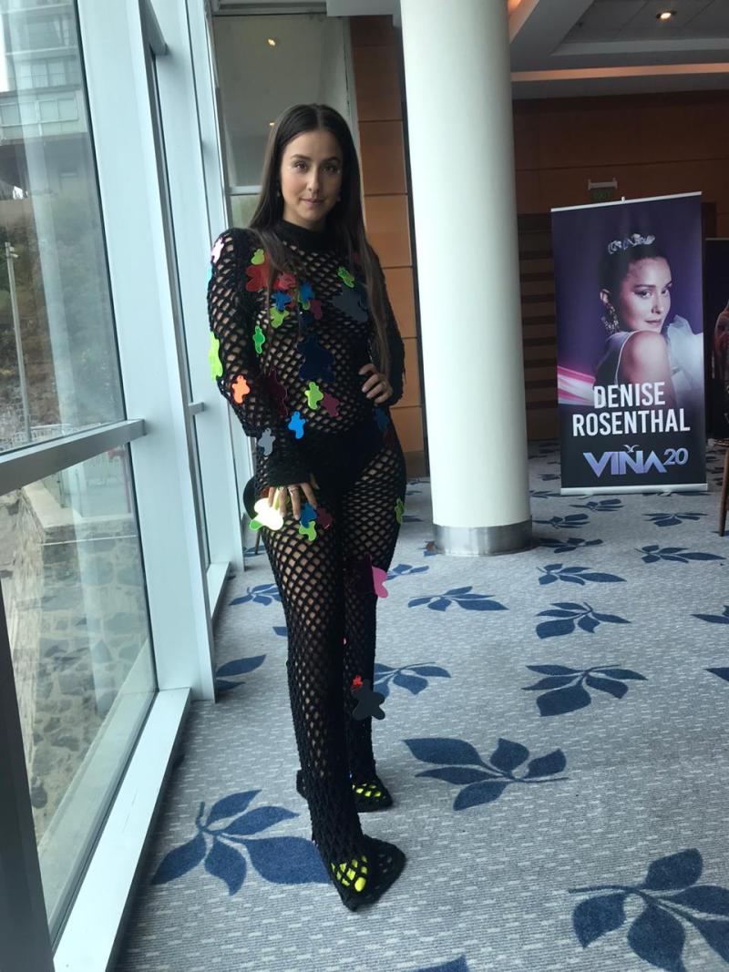 Denise Rosenthal aparece con enterito de red en rueda de entrevistas