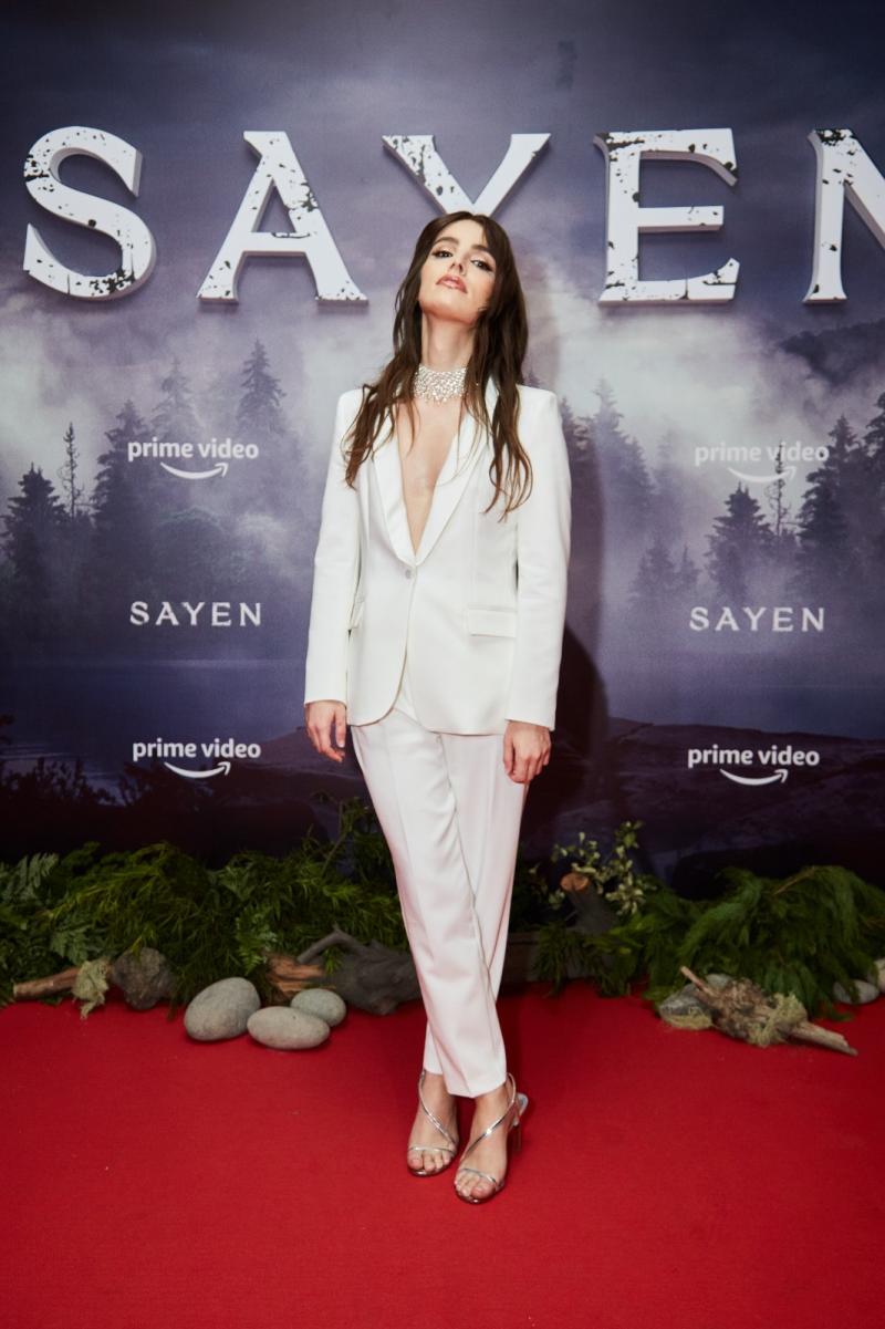 Lux Pascal impacta con su look en estreno de “Sayen”