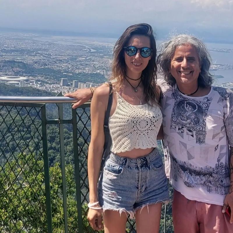 Polola de Pablo Herrera responde a críticas por diferencia de edad